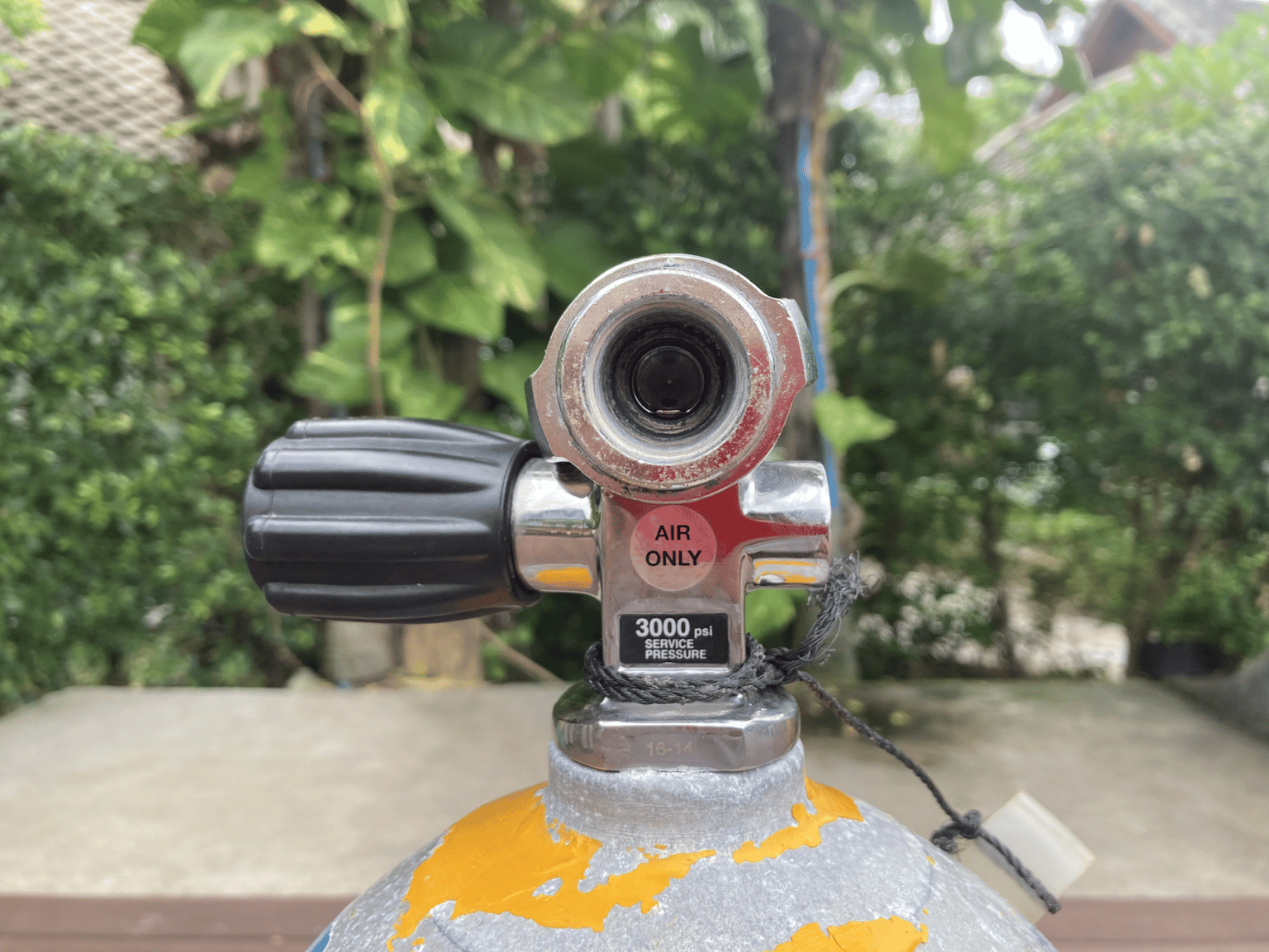 DIN Valve vs Yoke Valve – Which Valve is Safer? | DOWN TO SCUBA